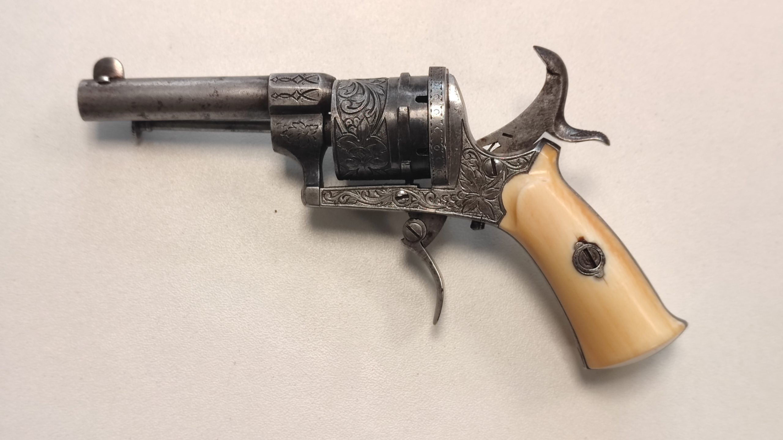 REVOLVER 7MM A BROCHE (vendu) – Armurerie Safari