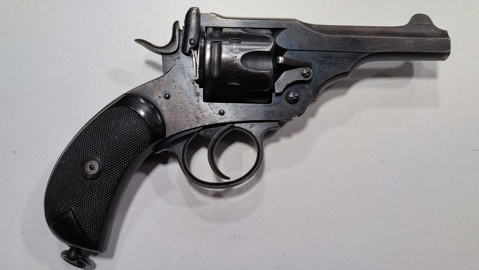 REVOLVER WEBLEY MK V CAL.455 – Armurerie Safari